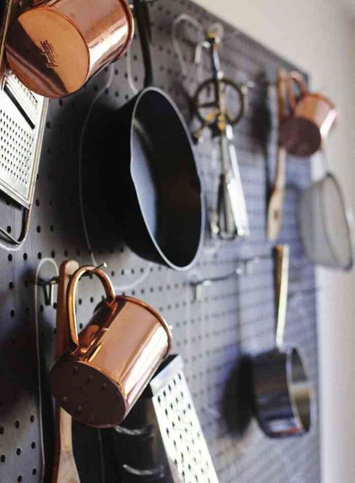 Paneles perforados: una solución para mantener el orden en casa