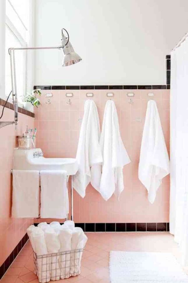 El encanto de tener un cuarto de baño de color rosa
