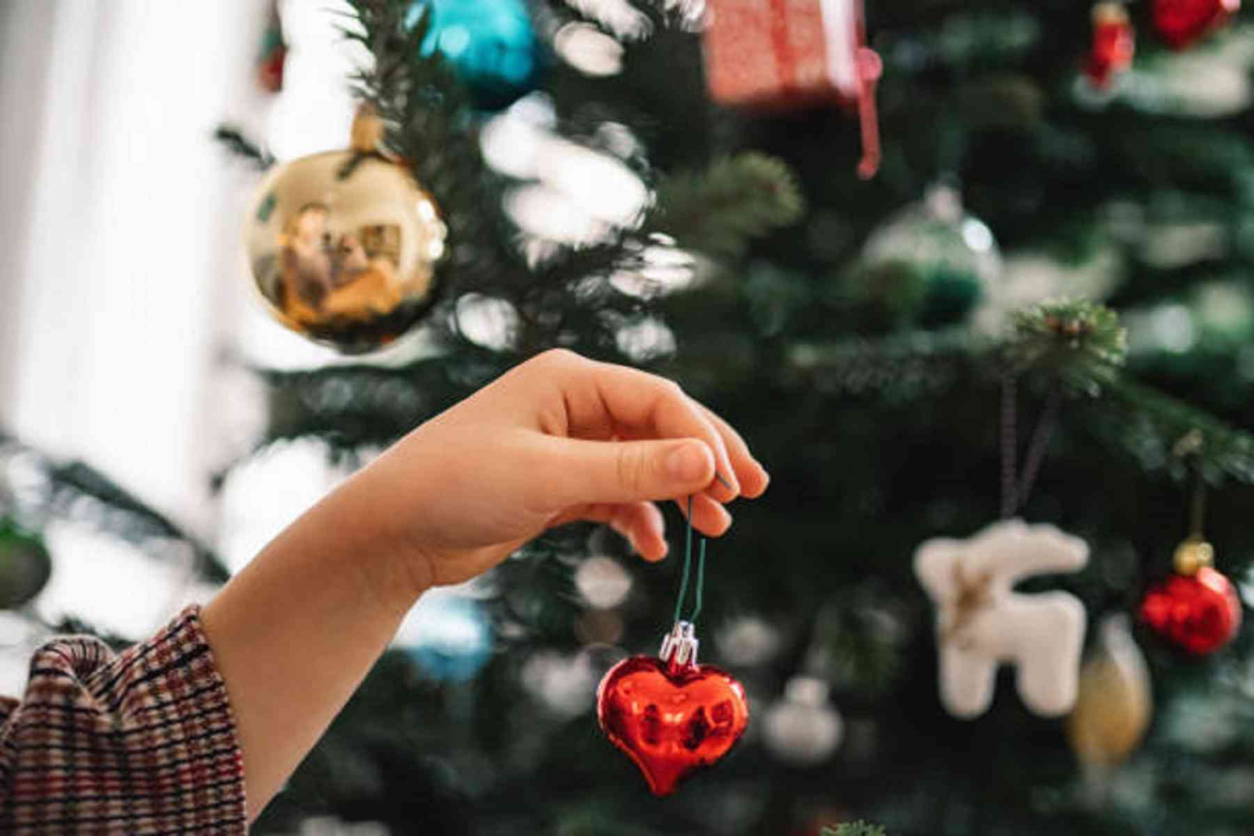 Descubre los adornos navideños que atraen la buena suerte